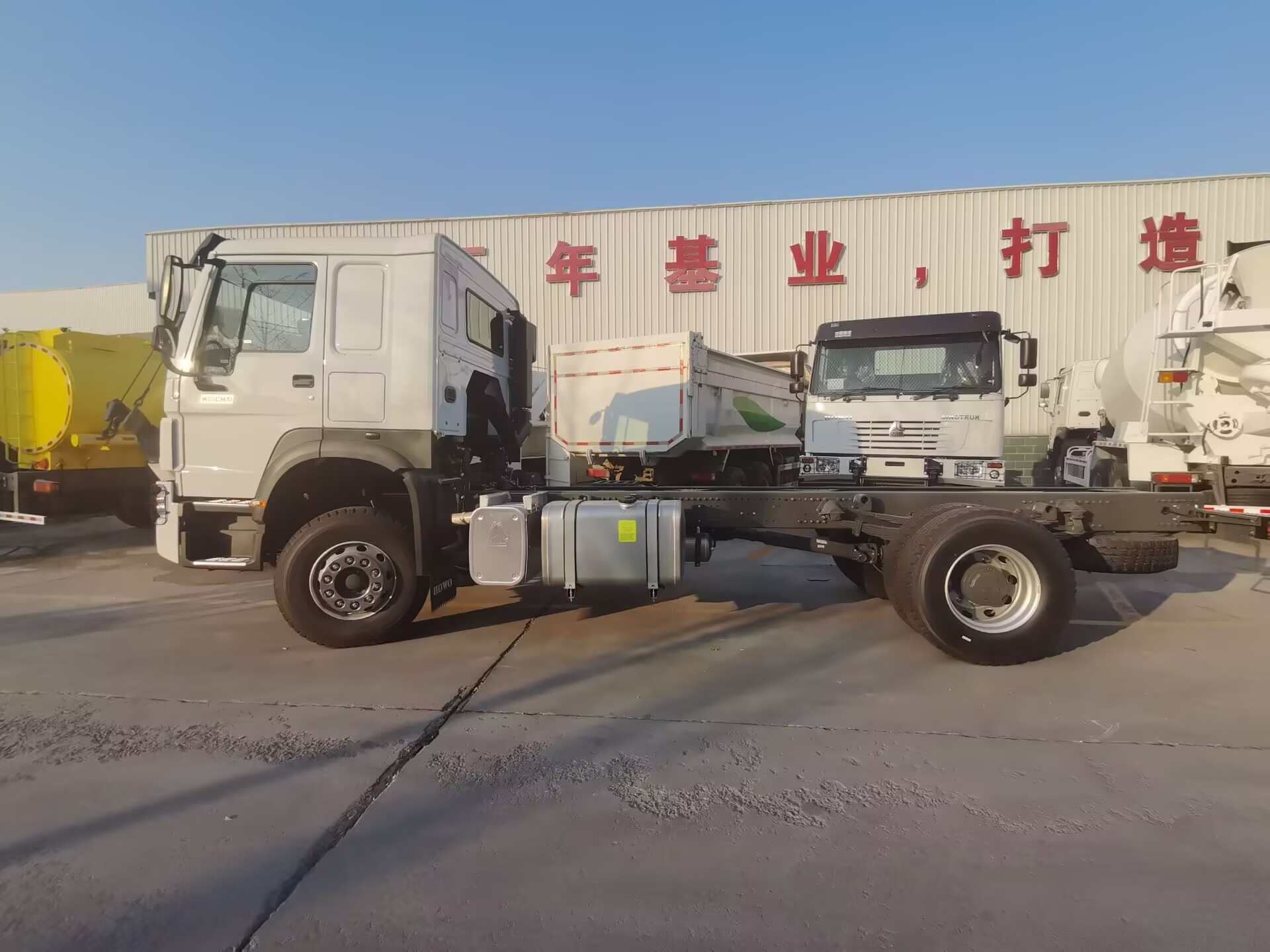 SINOTRUK HOWO Chassis xe tải hàng hóa 16-20 tấn 4X2 LHD 300HP